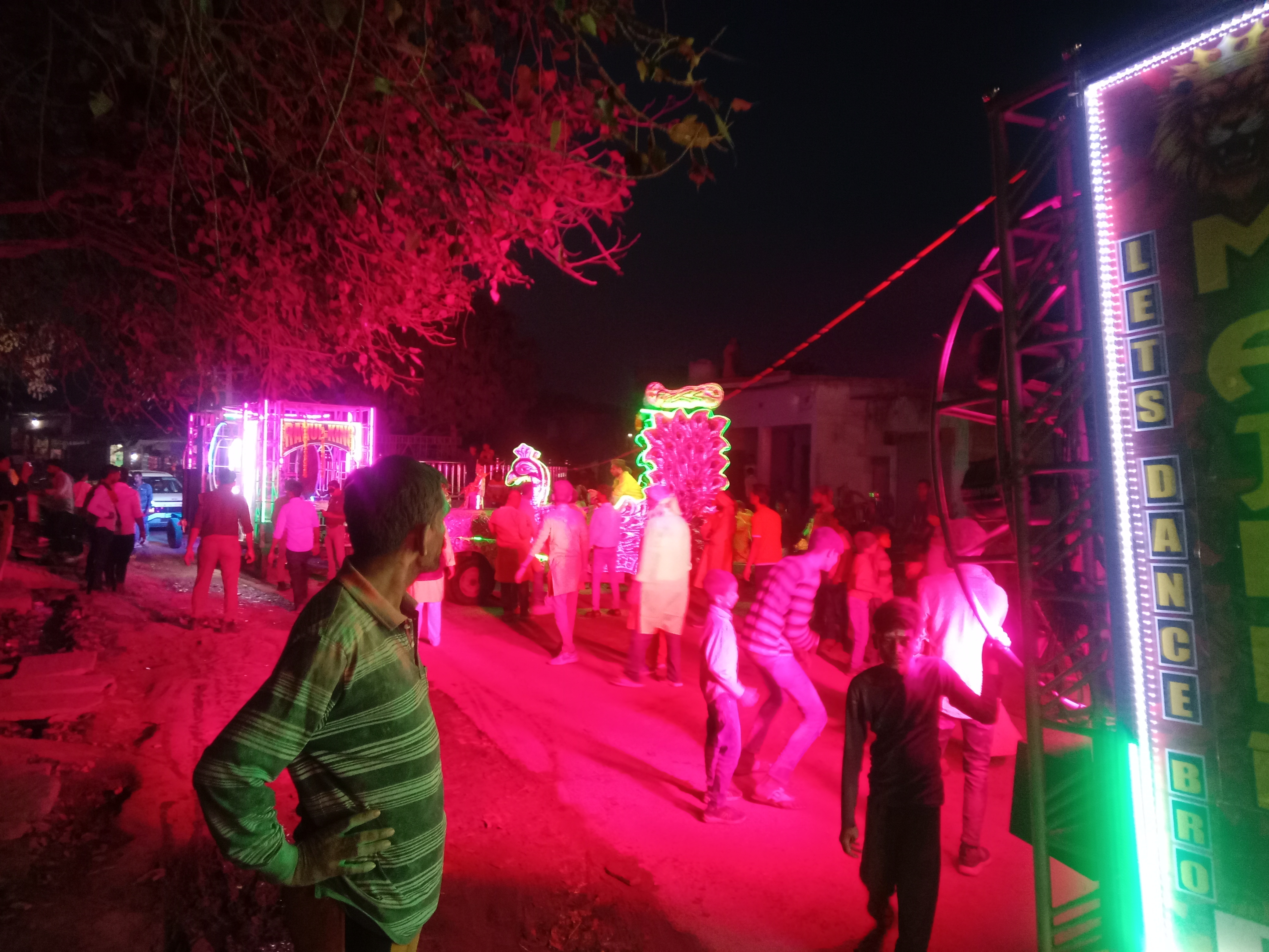 A grand procession took place in Mau