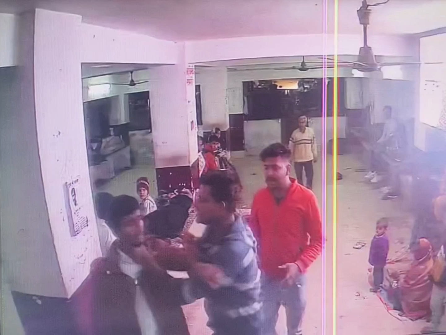 Guard deployed at Gonda Roadways Bus Station beaten up, VIDEO | गोंडा रोडवेज बस स्टेशन पर तैनात ...