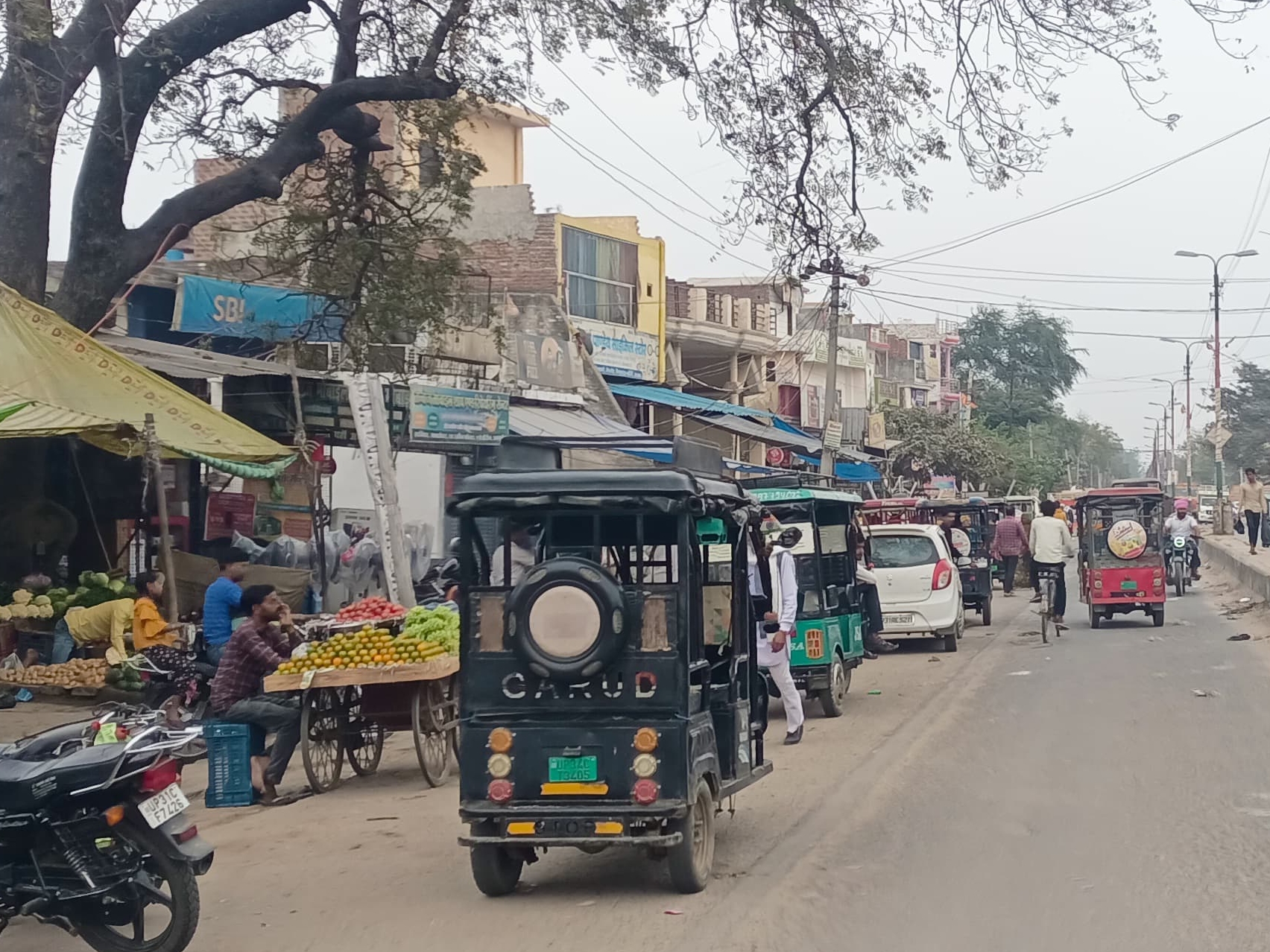 Trouble due to encroachment at Magalganj crossing | मैगलगंज चौराहे पर ...