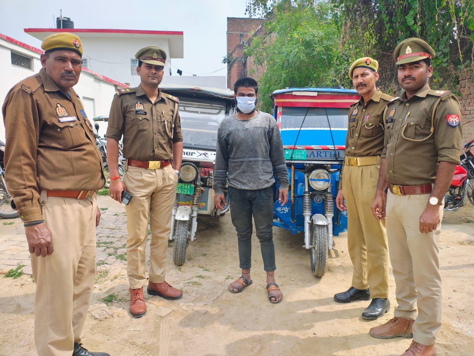 Member of e-rickshaw thief gang arrested in Mau