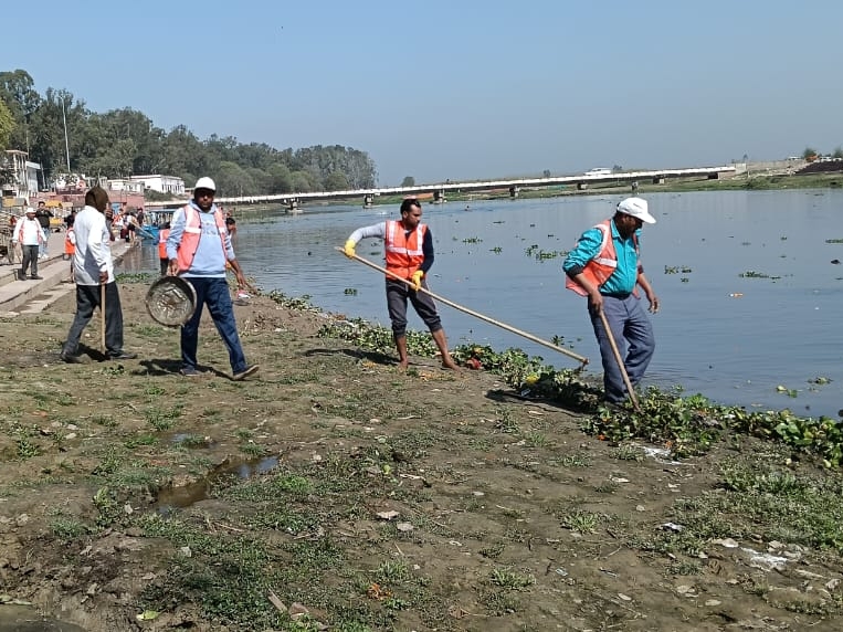 MP Chandan Chauhan cleaned the Ganga | सांसद चंदन चौहान ने की गंगा की ...