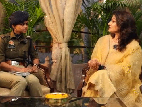 Raveena Tandon told her 'heart's talk' to Varanasi's IPS | रवीना टंडन का यूपी की IPS ने इंटरव्यू ...