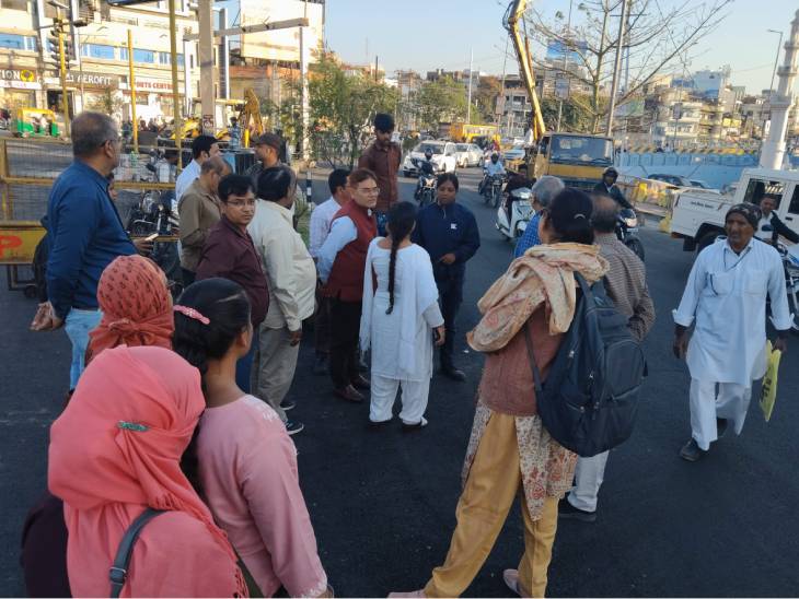 Bhopal Begging Racket Exposed | Viral Video | भोपाल में भिखारी से रुपए ...