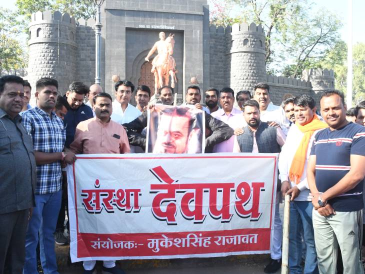 SP leader Abu Azmi's effigy was hit with a stick