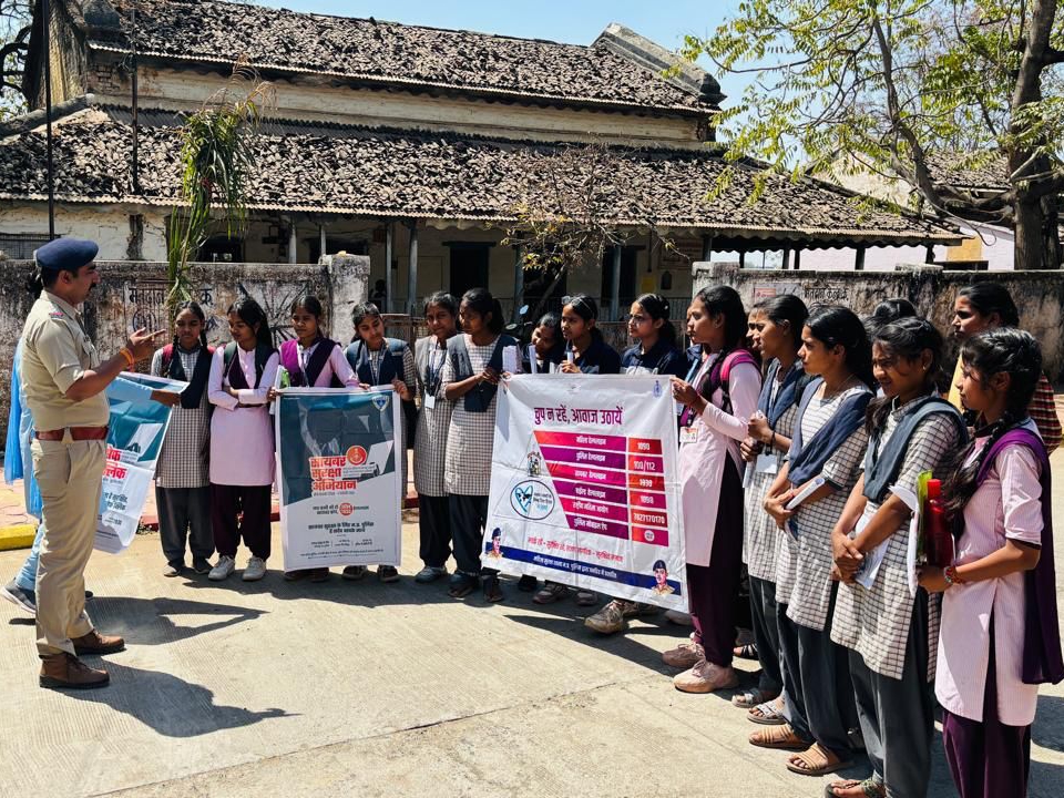 Mandleshwar Police's campaign on Women's Day | पुलिस ने छात्राओं को ...