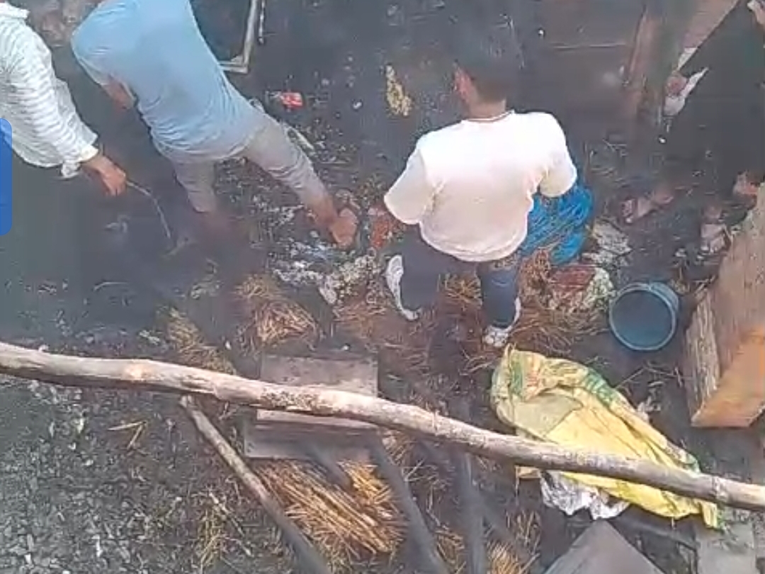 A huge fire broke out in Asat Mohiuddinpur | असत मोहिउद्दीनपुर में लगी भीषण आग: घर में लगी आग ...