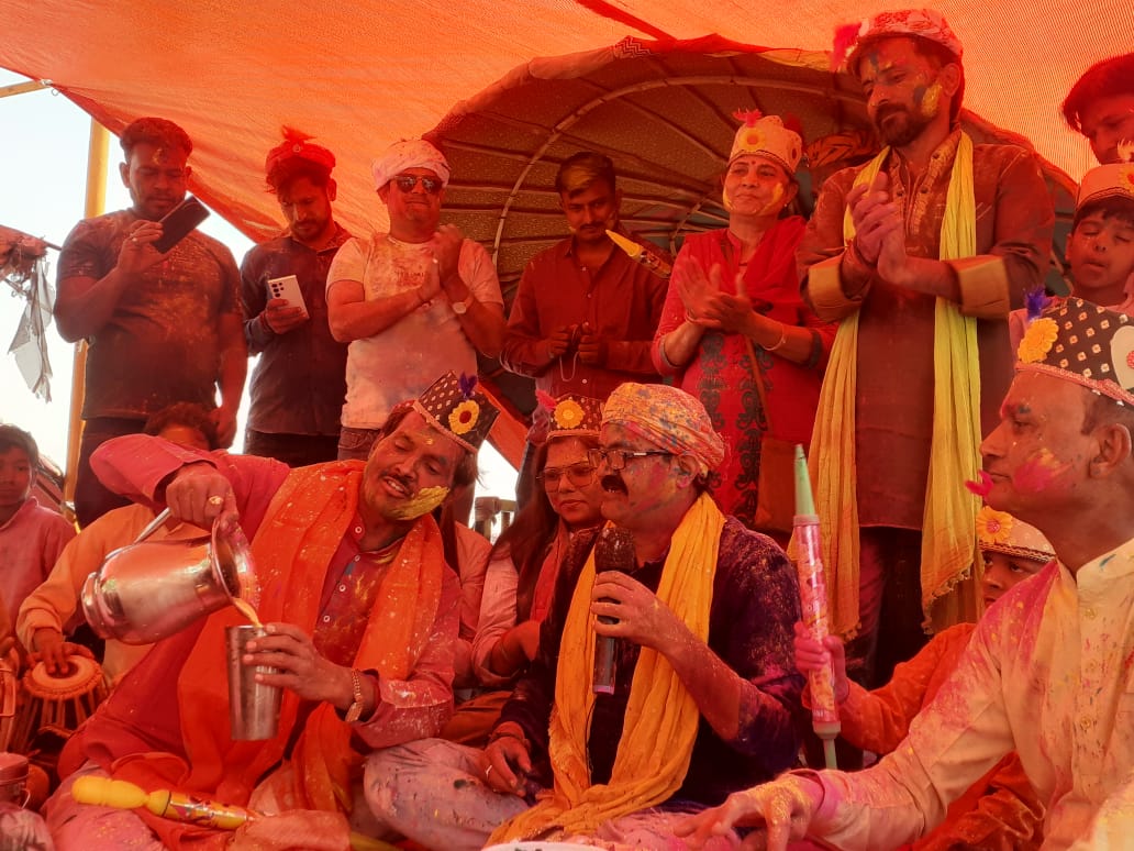 Holi spirit is visible on the Ghats of Kashi | काशी के घाटों पर छाया ...