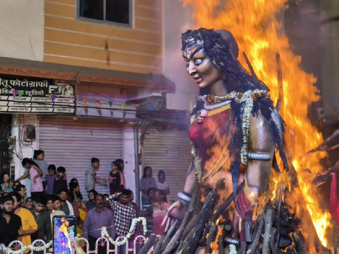 A 12 feet tall statue of Holika will be burnt | गुना में सबसे पहले ...