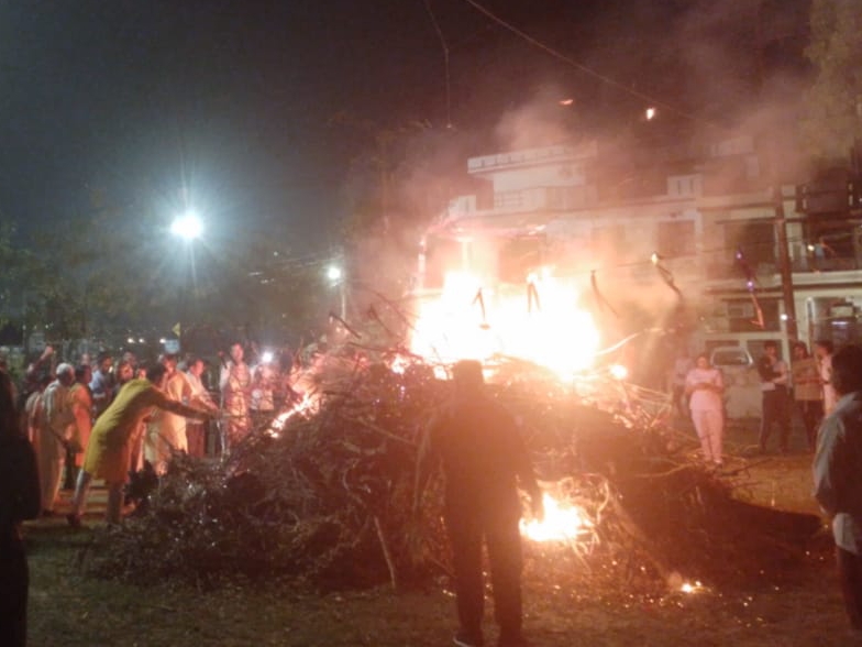 Burning of Holika in Beniganj village | बेनीगंज देहात में होलिका दहन ...
