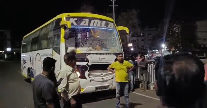 Unknown people broke the glass of the bus, passengers got scared ...