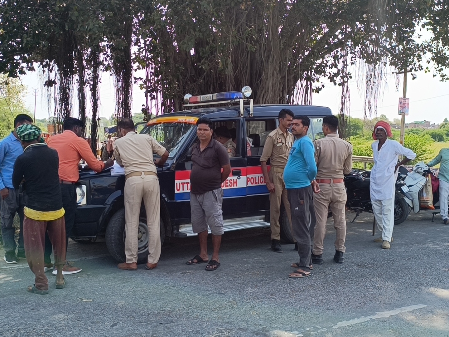 The body of an unknown woman was found in the Nun river in Jalaun | नून नदी में मिला महिला का शव ...