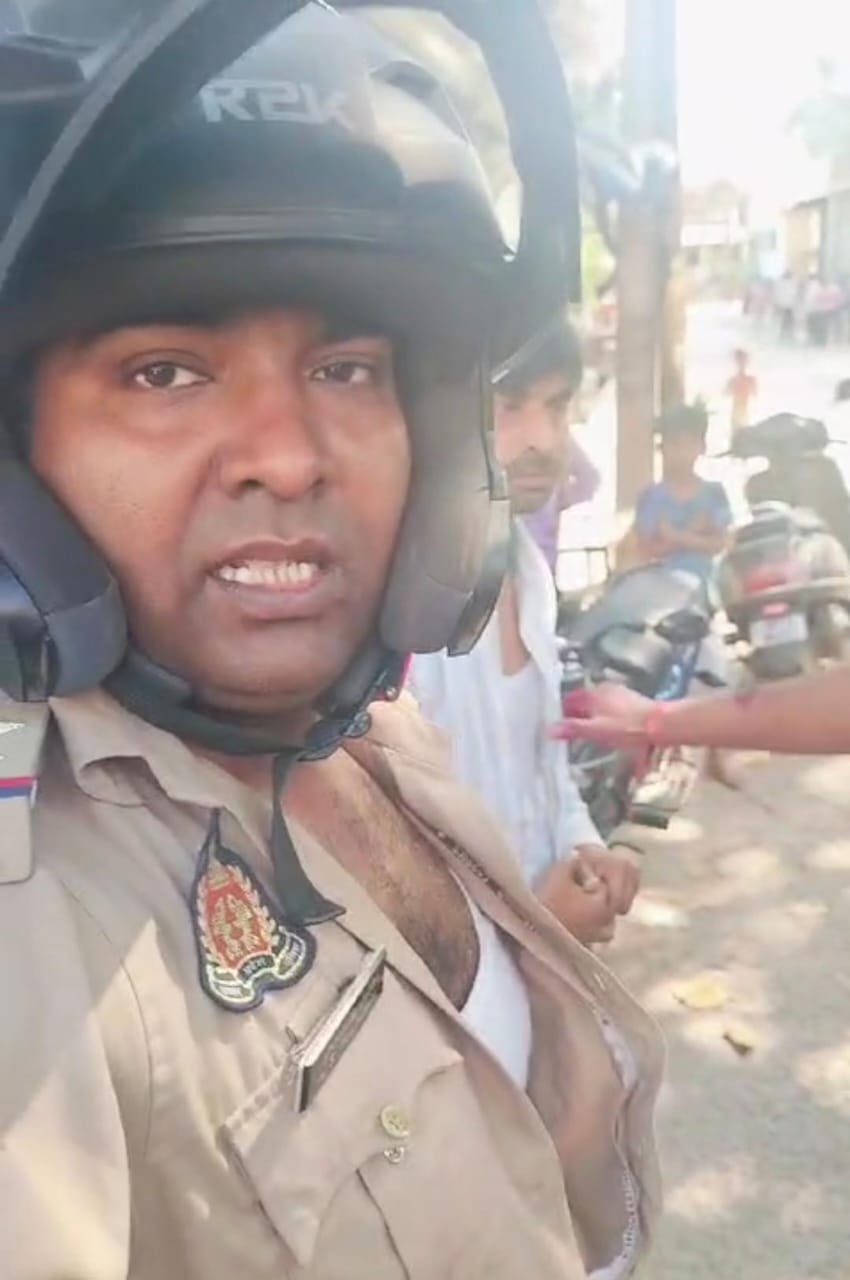 Drunken goons beat up the police inspector | नशे में धुत दबंगों ने ...