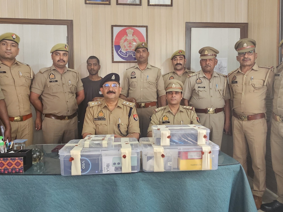 Mobile theft near police station revealed