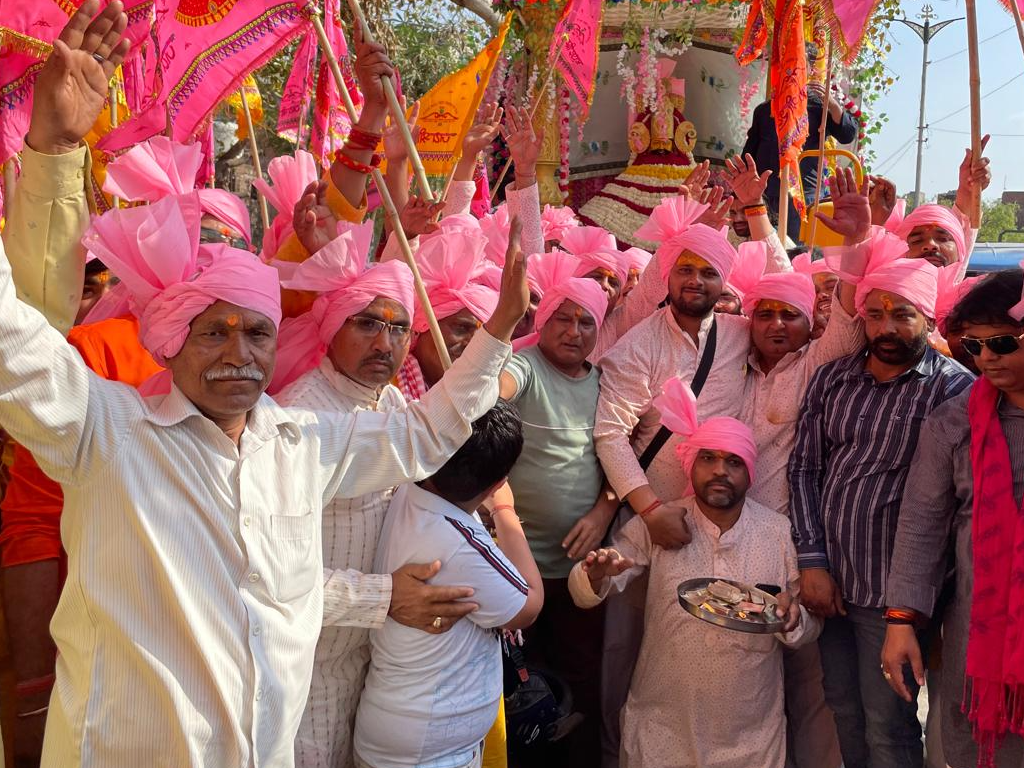 Nishan Yatra fragrant with perfume and gulal | इत्र और गुलाल से महकी ...