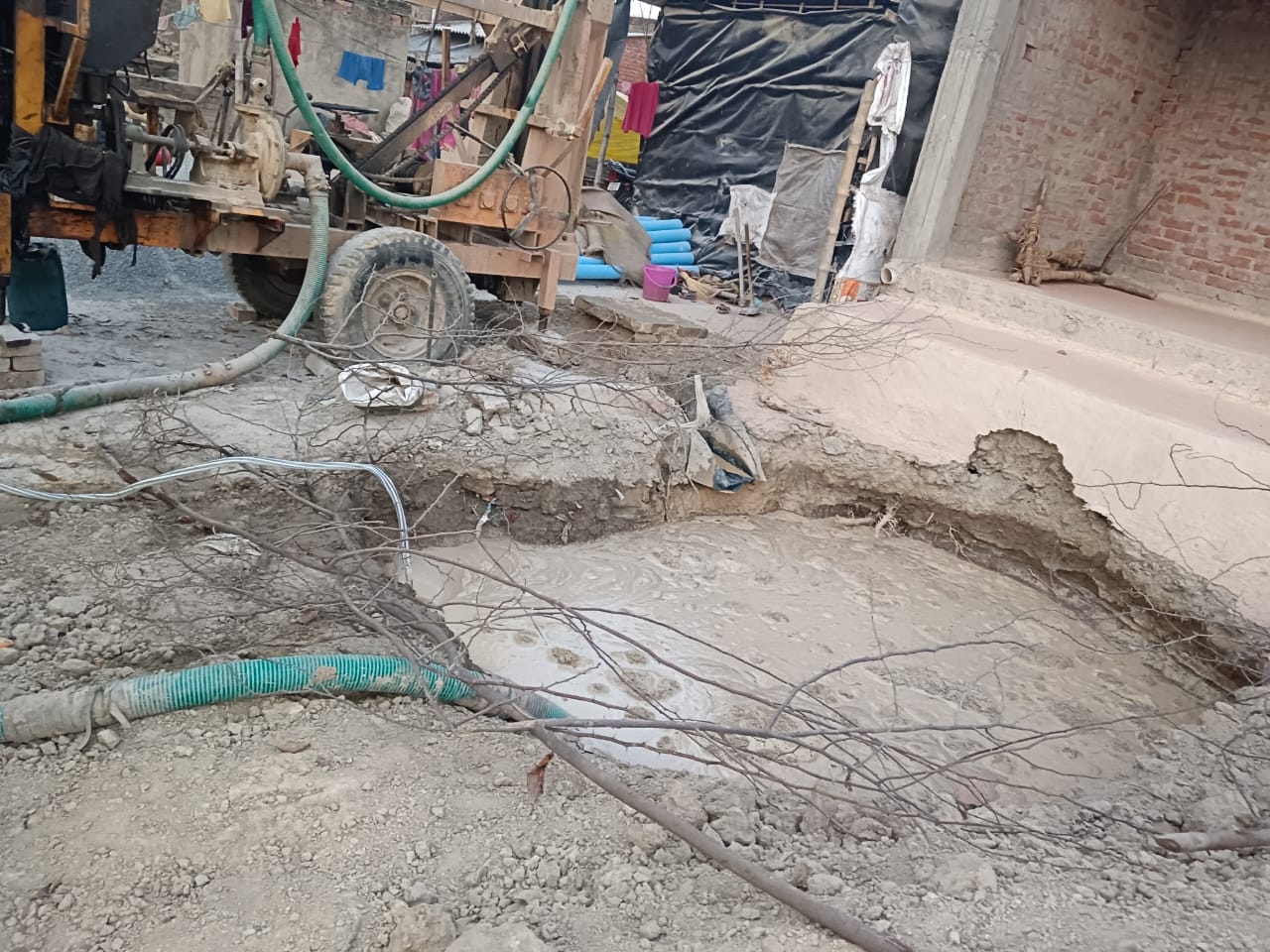 One and half year old innocent child fell in a boring pit | बोरिंग के ...