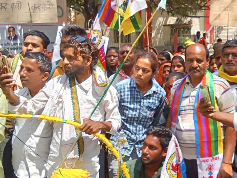 Gond tribe demonstrated with bow and arrow at the Collectorate | गोंड ...