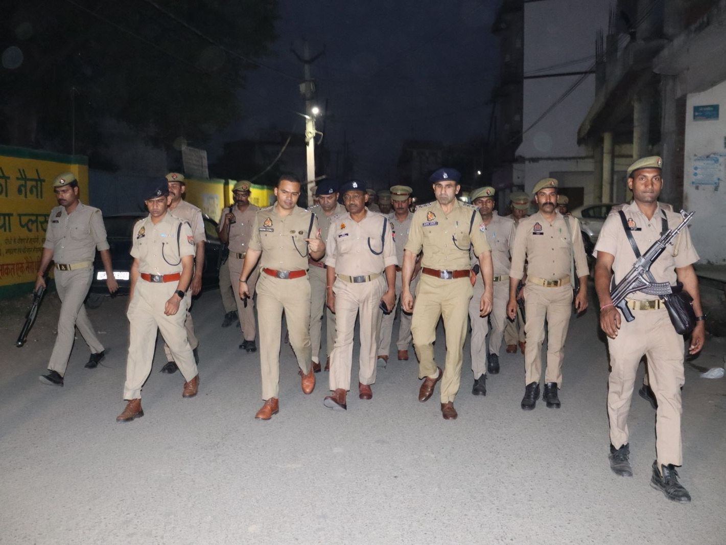 Sambhal SP did a flag march | संभल एसपी ने किया फ्लैग मार्च: दंगे में ...