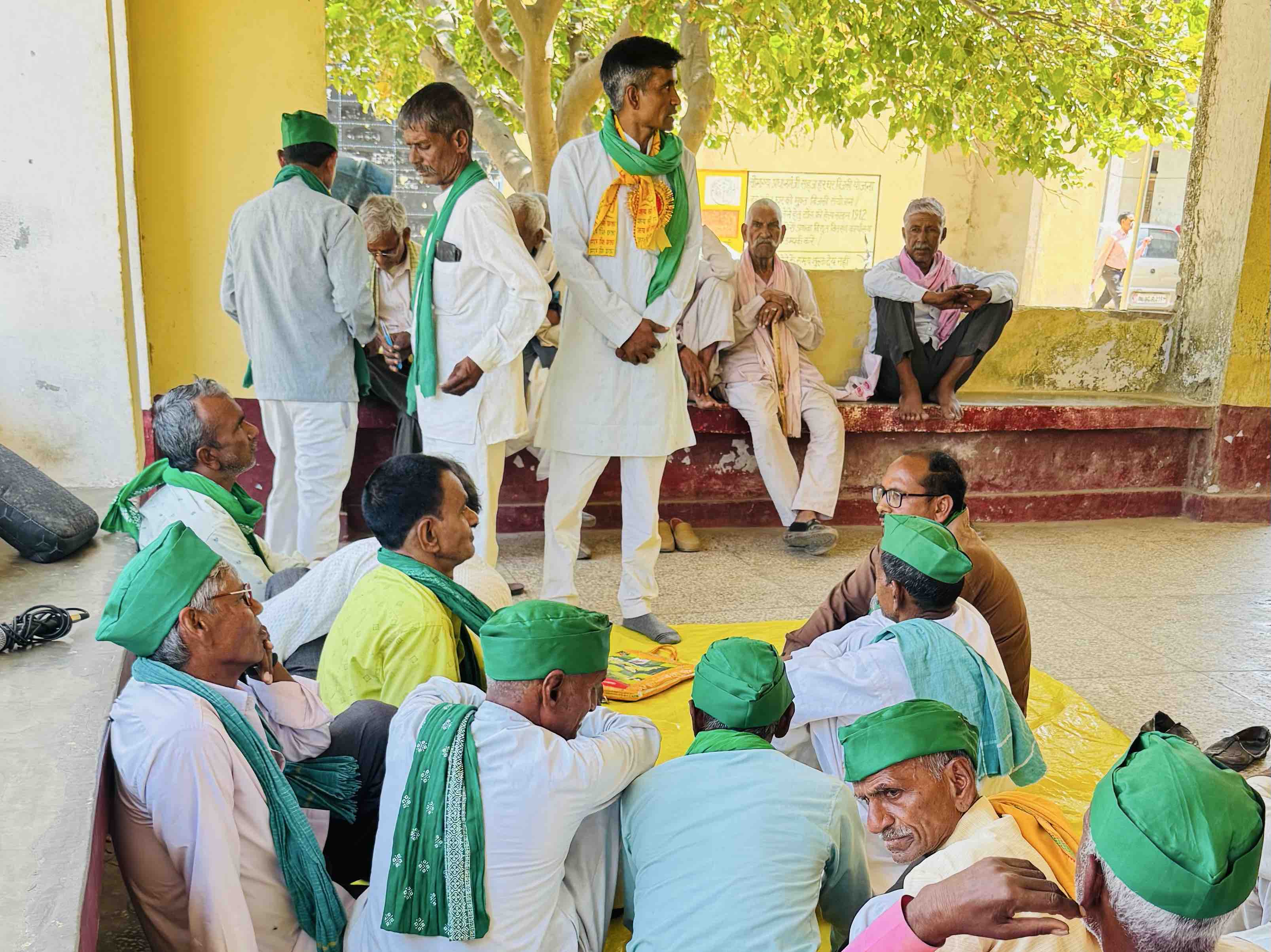 Farmers submitted a memorandum to SDM in Jalesar | जलेसर में किसानों ने ...