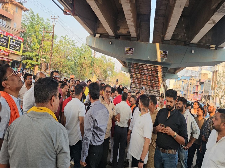 Bhilai the effigy of SP MP hanged and burnt | भिलाई में सपा सांसद के ...