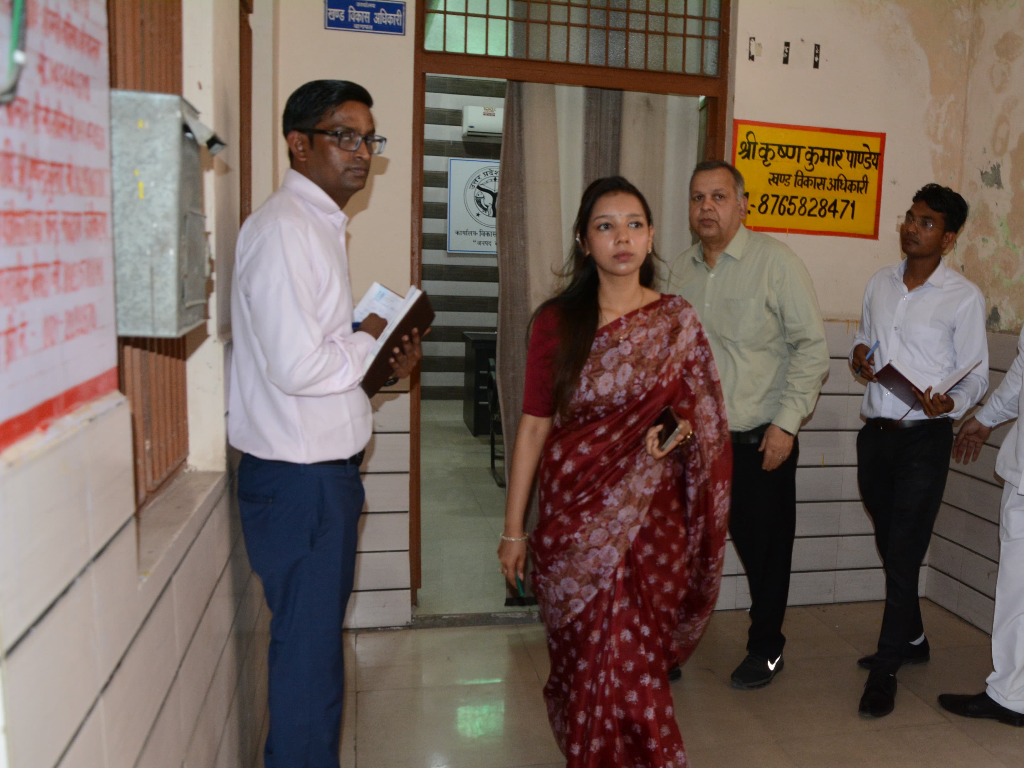 Baghpat DM Asmita inspected the development block | बागपत डीएम अस्मिता ने विकास खंड का किया ...