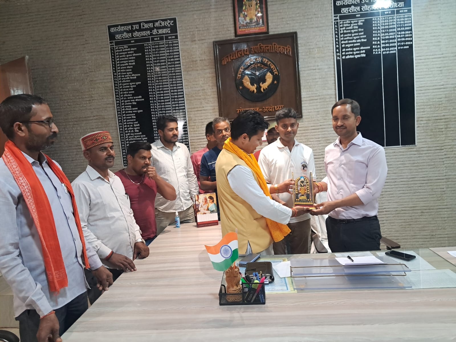 New SDM received a warm welcome in Sohawal | सोहावल में नए एसडीएम का ...