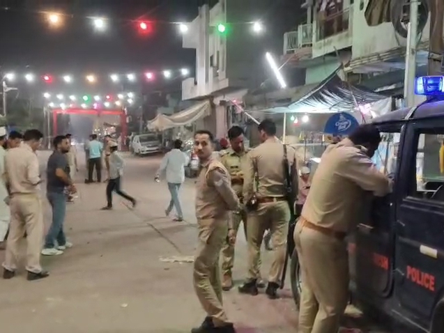 Stone pelting on police in Mathura Policemen beaten up in Kosikala two ...