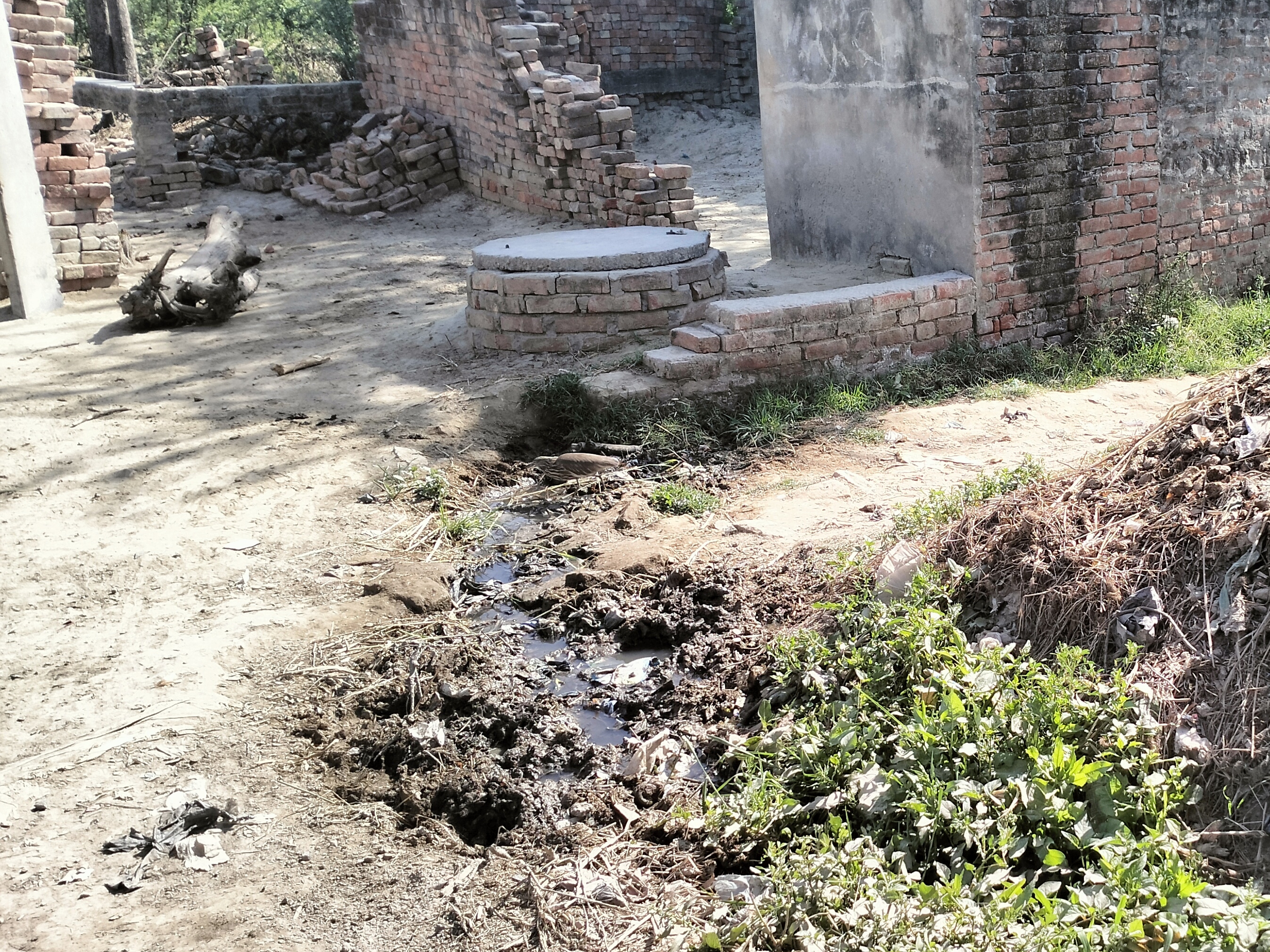 The plight of drains in Khapura | खपुरा में नालियों की दुर्दशा: सफाई कर्मचारियों की लापरवाही से ...