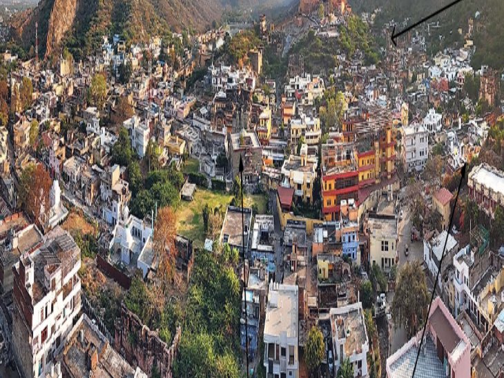 Shila Devi is in the palace and Madhya Jagat Shiromani is in the town ...