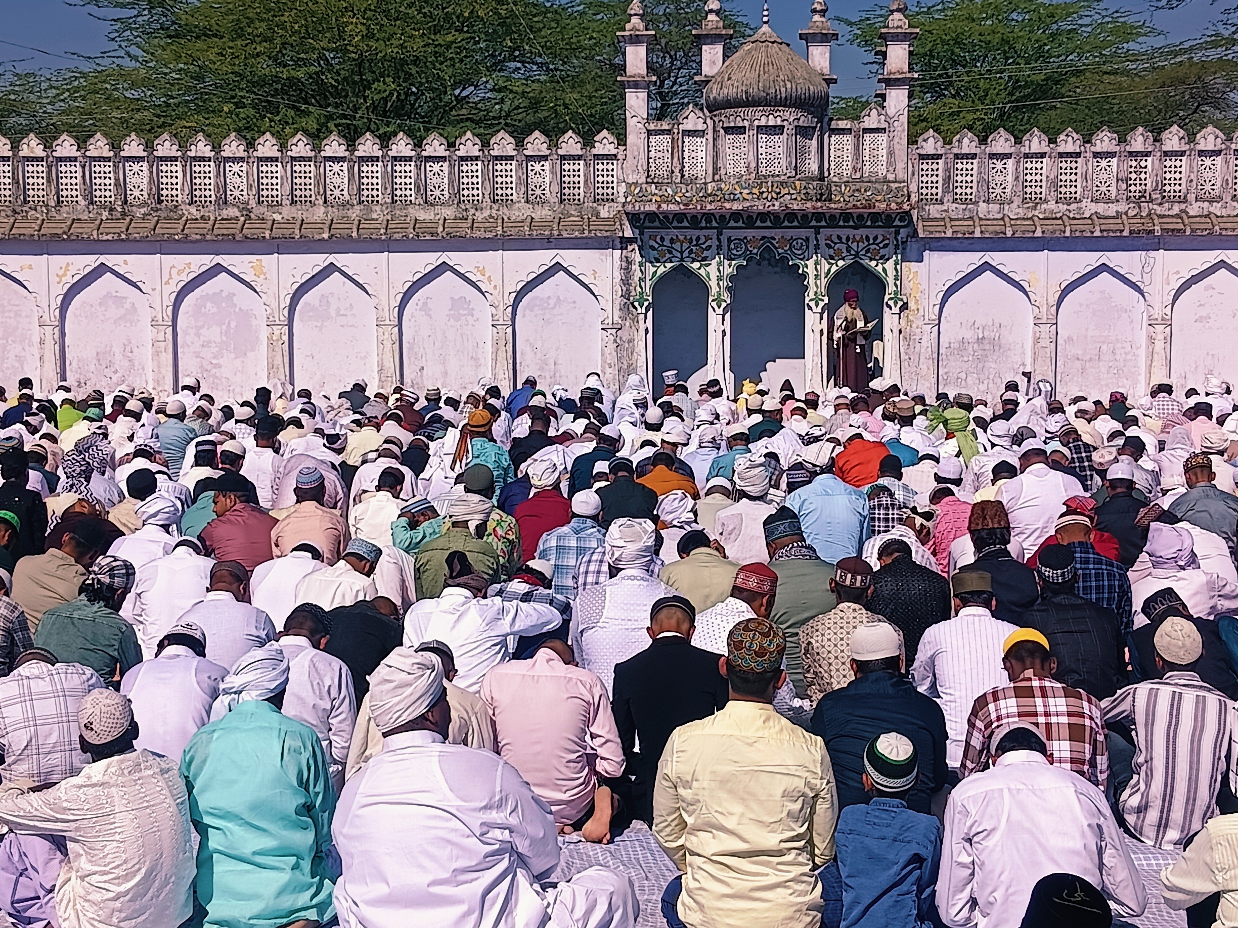 An example of brotherhood was seen at the Idgah in Ayodhya