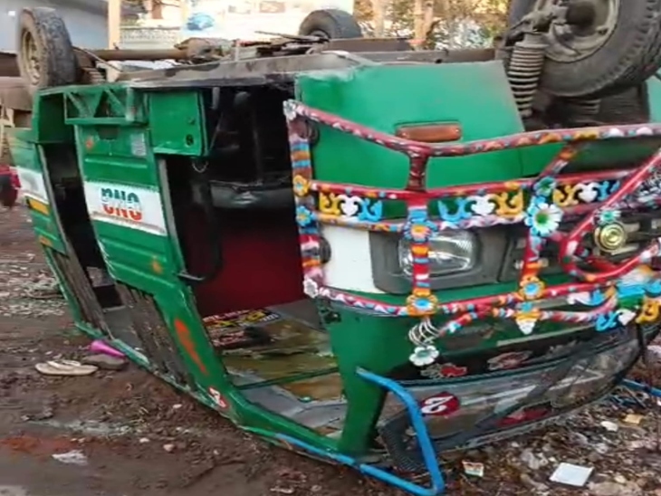 High speed Vikram tempo overturned, 12 injured | ग्वालियर में ...