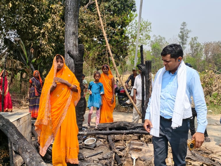 Thatched house burnt to ashes in Chhapia