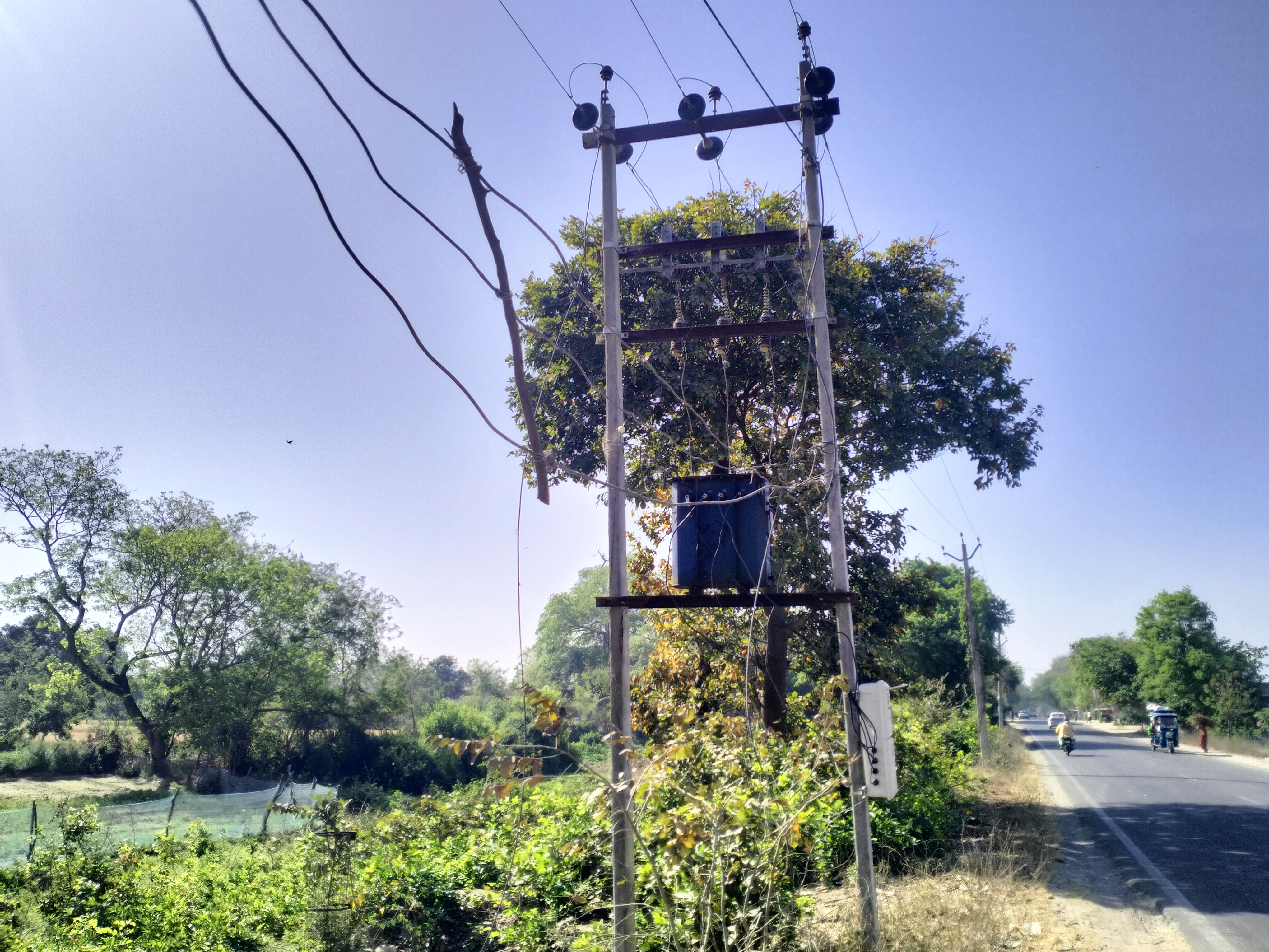 Heavy storm causes power outage in Chandapur | चंदापुर में तेज आंधी ...