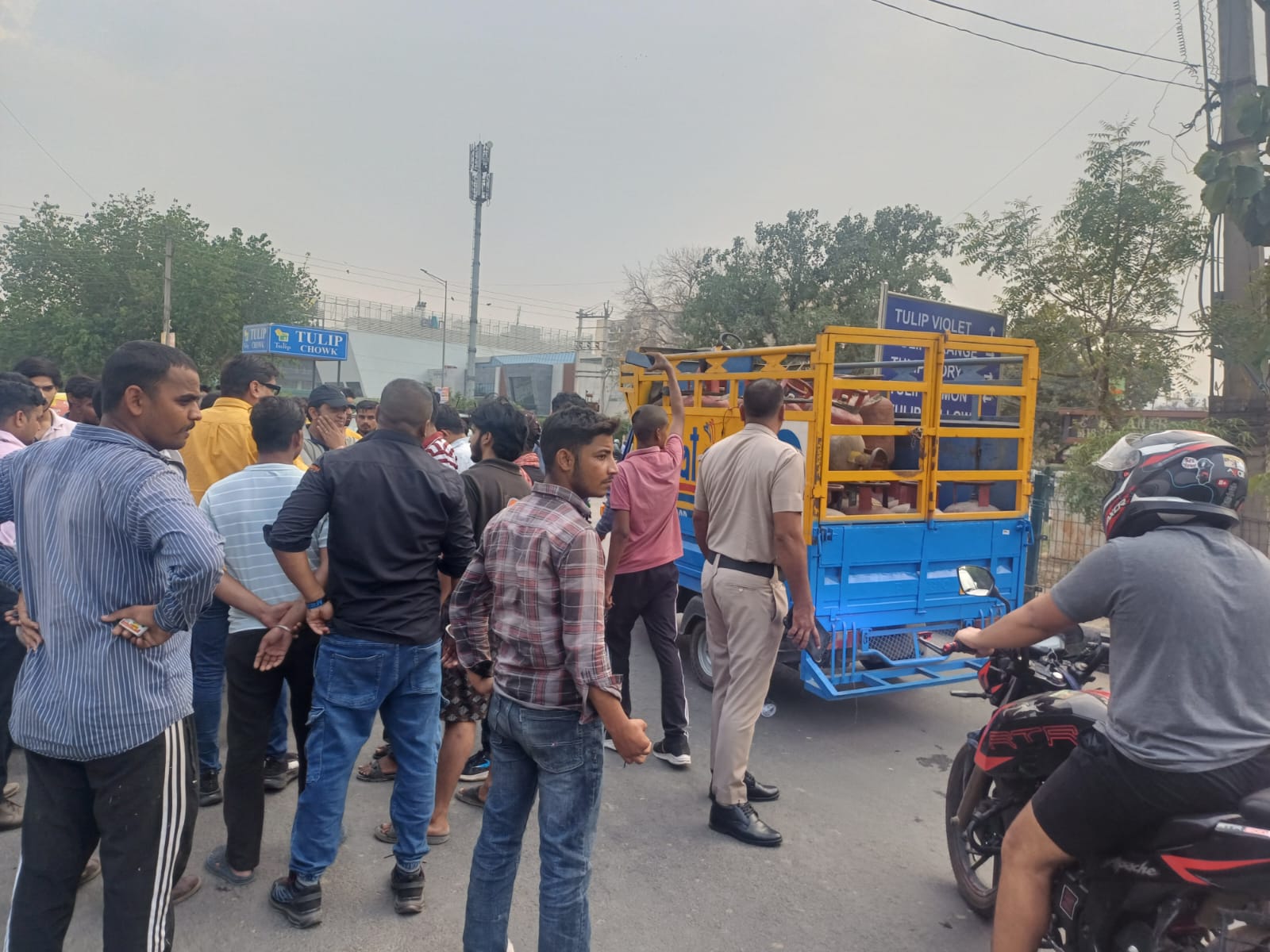 Cow Death road Accident Rastriya Bajrang Dal Road Jaam Gurugram | गुरुग्राम में गोवंश की मौत पर ...