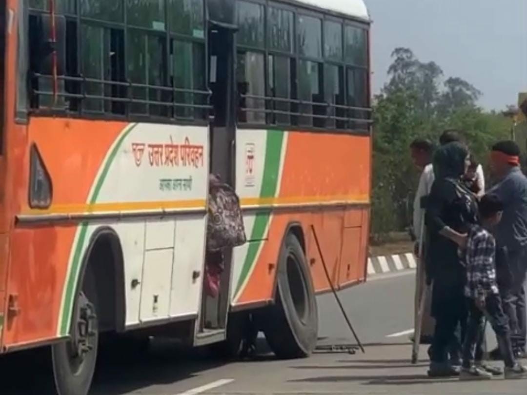 The wheel of a roadways bus came off | रोडवेज बस का पहिया निकला: धामपुर ...