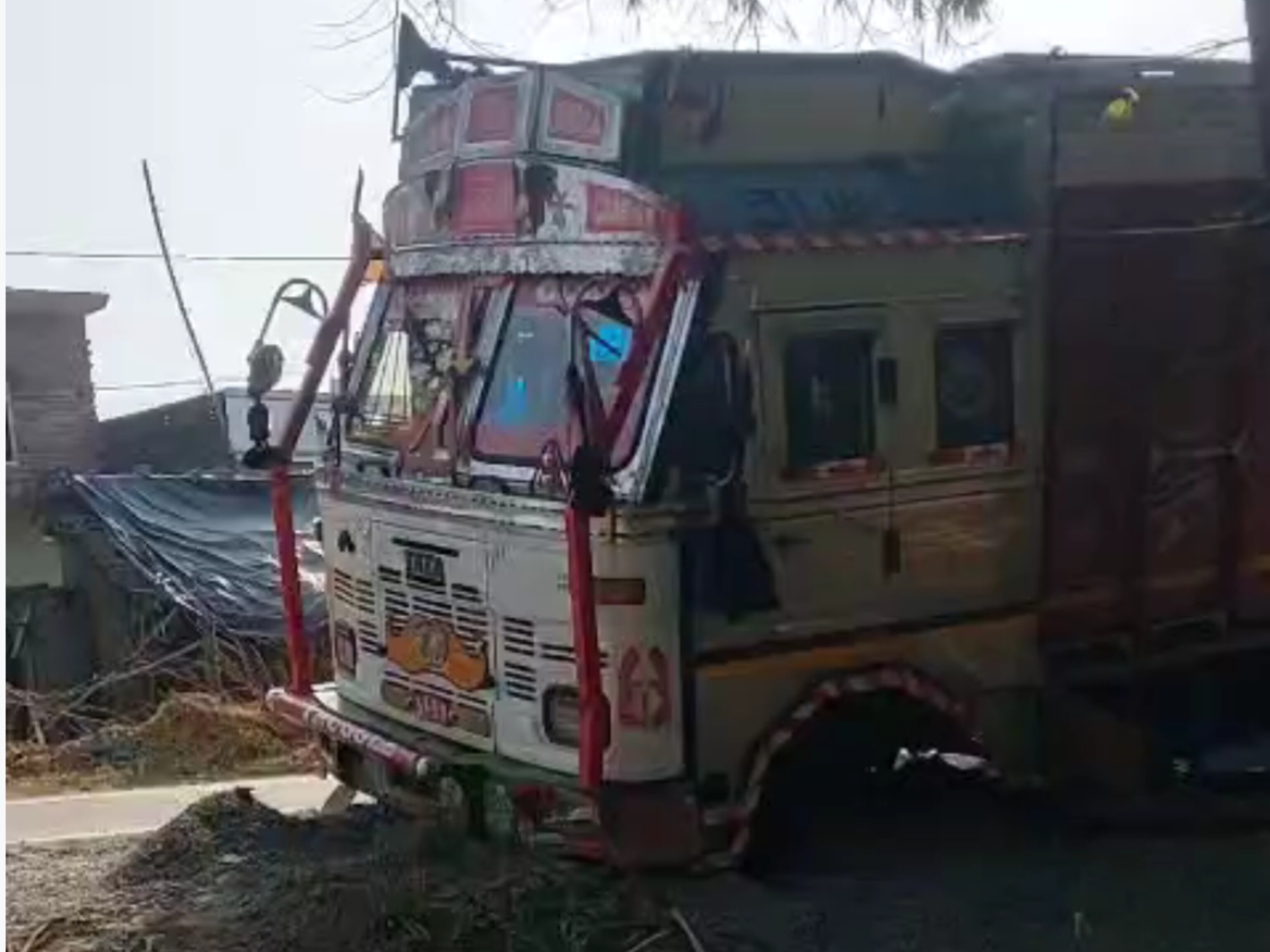 The wheel of a moving truck came off in Gonda | गोंडा में चलते ट्रक का ...