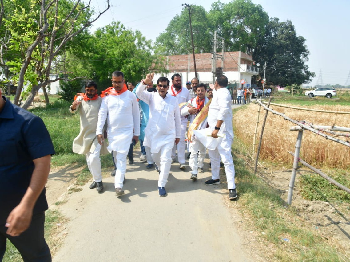 Minister-in-charge AK Sharma's visit to the village chalo campaign ...