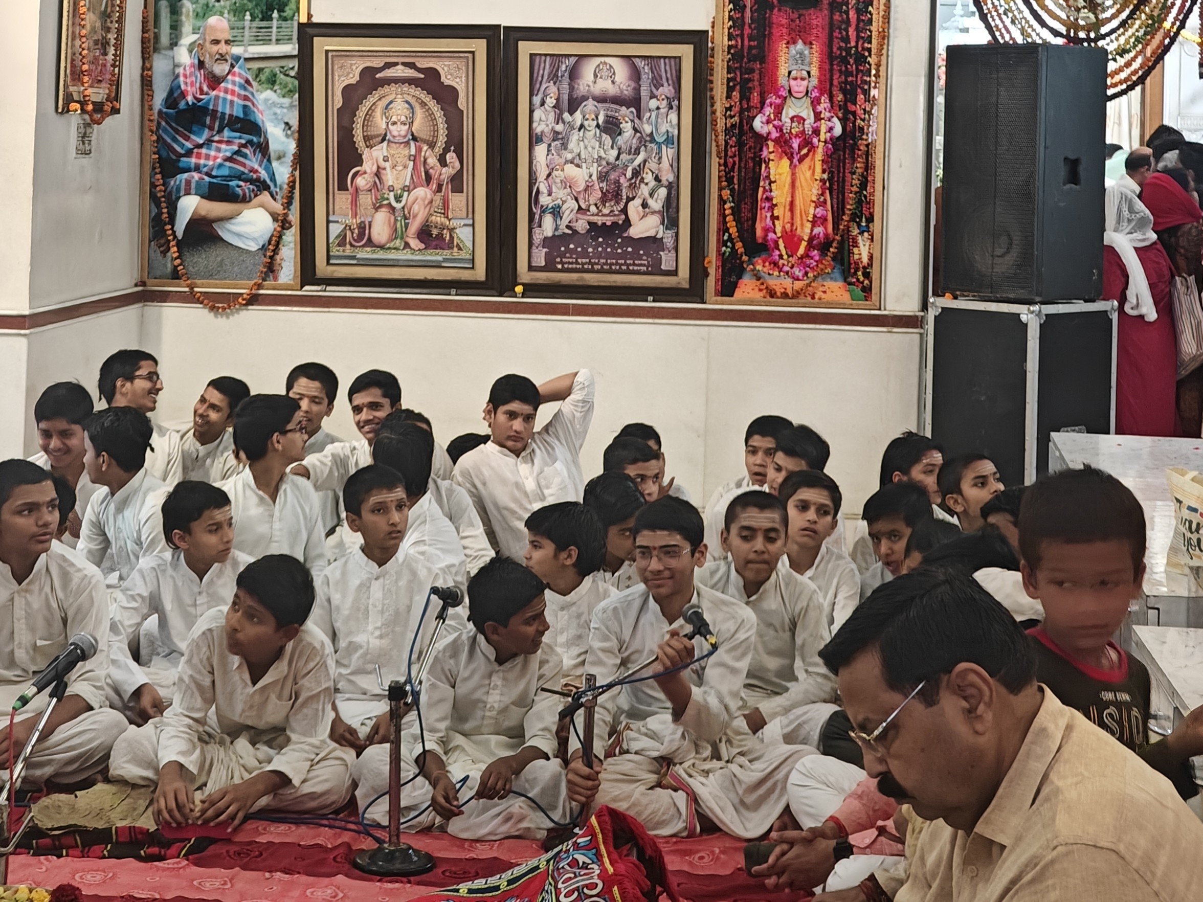On the occasion of Hanuman Jayanti, people thronged the Hanuman Setu ...