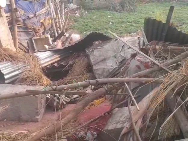 15 month old child died due to hut collapse in patna