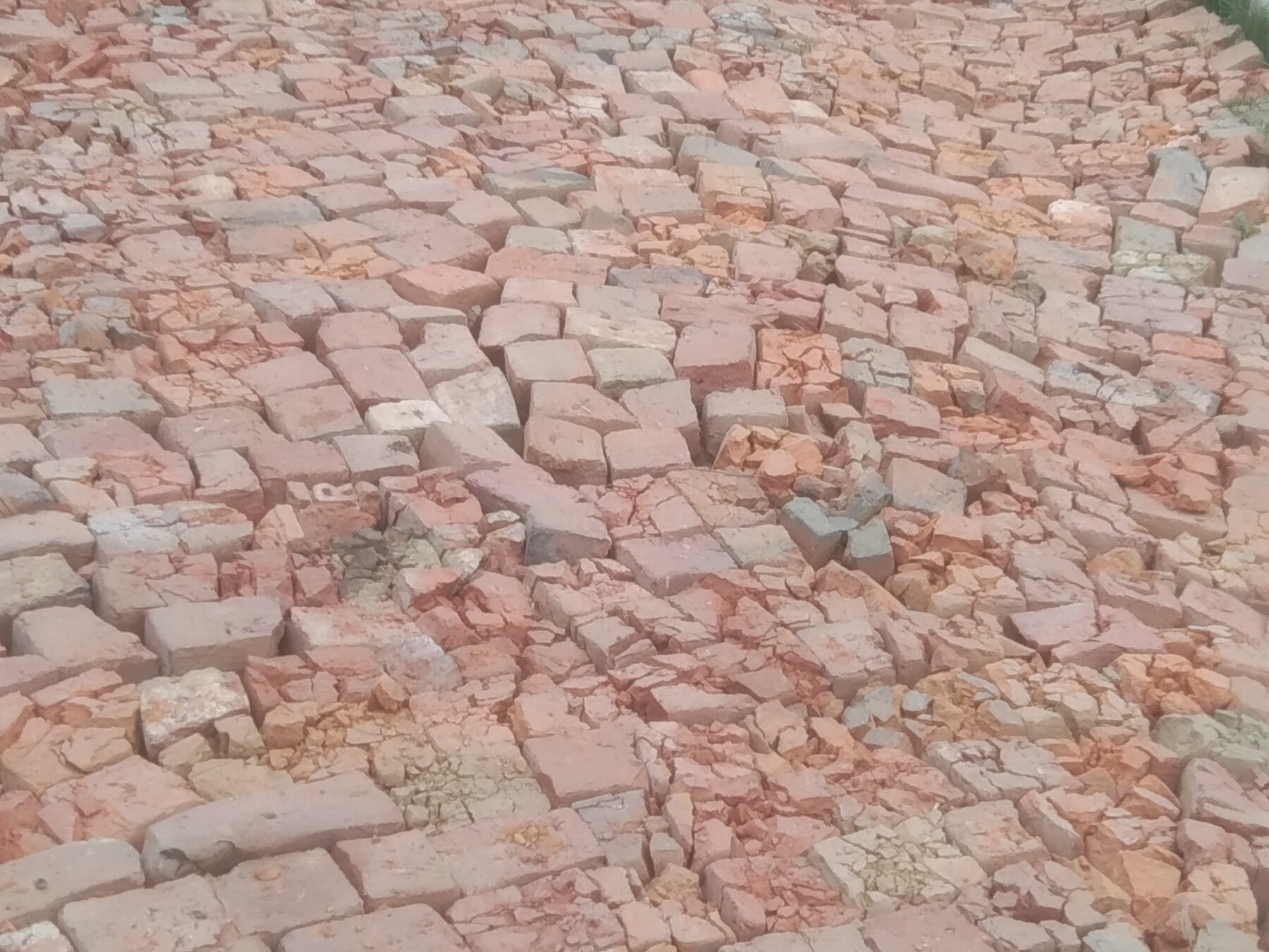 The work of laying the road started in Dullapur | दुल्लापुर में खडंजा ...