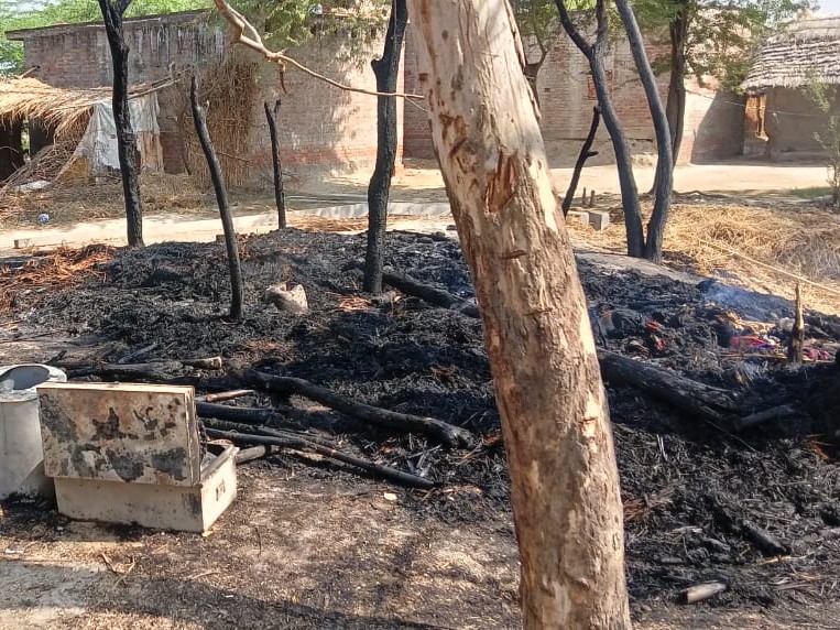 A hut suddenly caught fire in Udwa