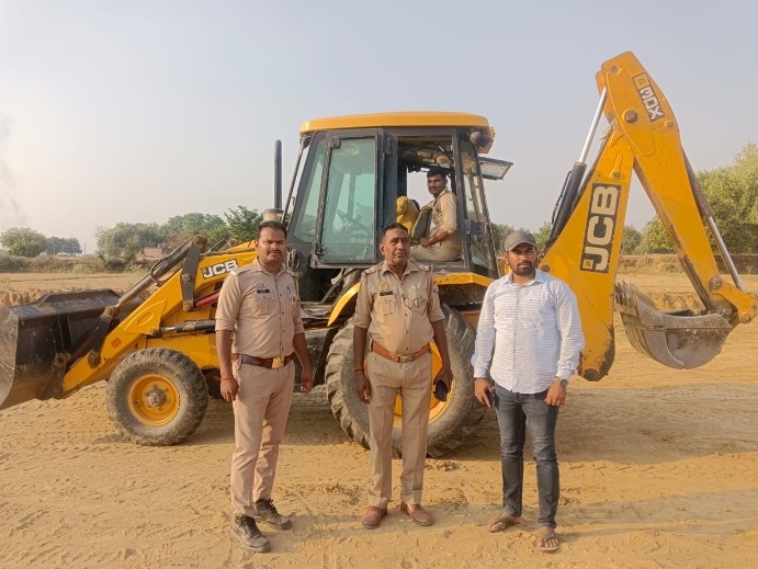 JCB running without license seized in Bhadohi | भदोही में बिना लाइसेंस ...