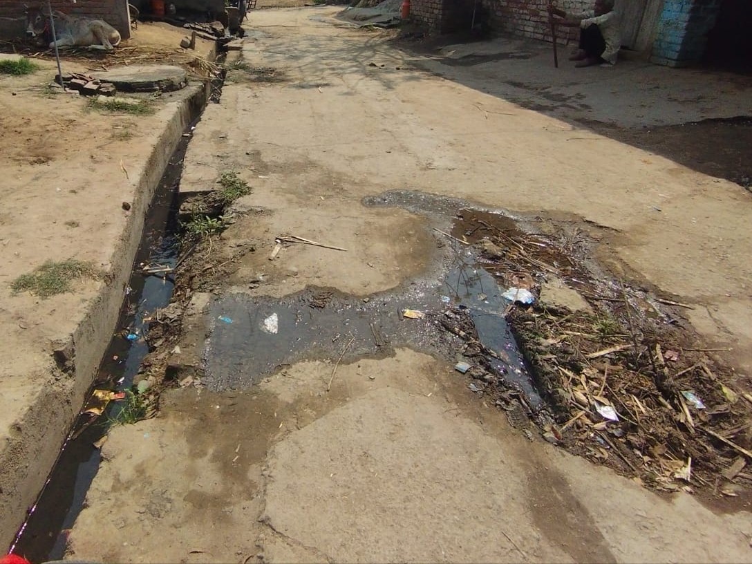 Contaminated water flowing on the roads in Magalganj | मैगलगंज में ...