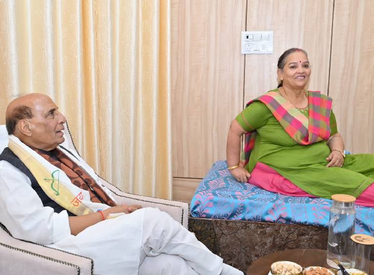 Rajnath Singh met Mayor Sushma Kharkwal in Lucknow, health update | लखनऊ मेयर सुषमा खर्कवाल से ...