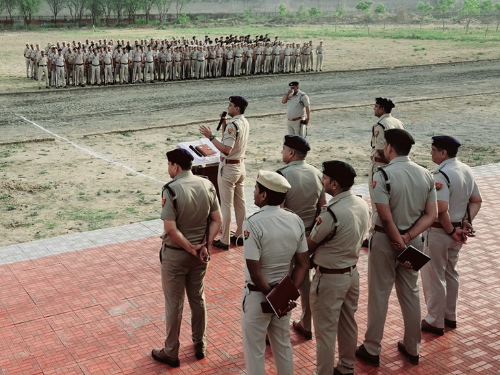 Rewari SP 12 Policemen Honored | रेवाड़ी SP ने 12 पुलिसकर्मियों को किया ...