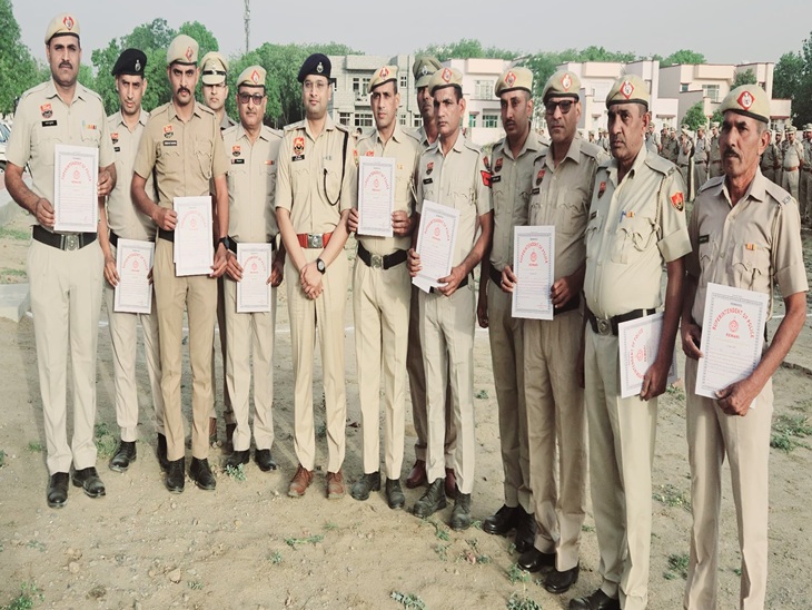 Rewari SP 12 Policemen Honored | रेवाड़ी SP ने 12 पुलिसकर्मियों को किया ...