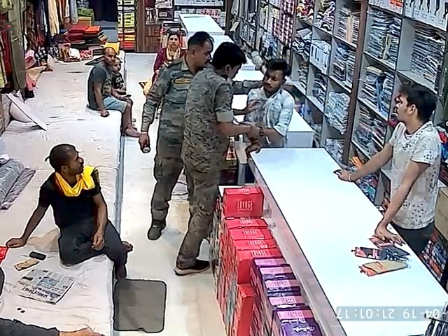 Policemen beat up a shopkeeper while buying socks | पुलिसकर्मियों ने ...