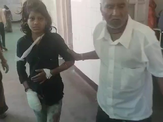 Drunk driver overturns e-rickshaw | शराब के नशे में चालक ने पलटाया ई ...