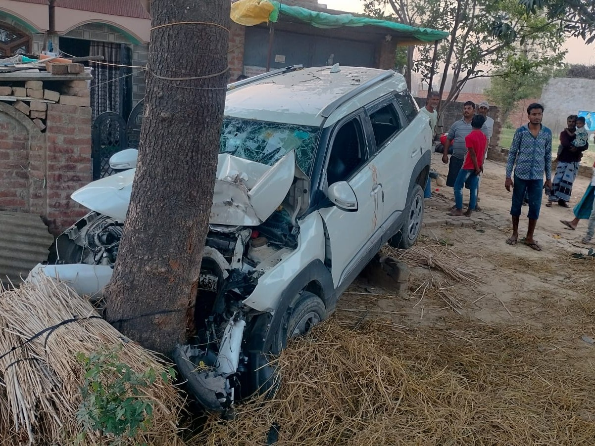 Car collided with a tree, one dead, 5 injured | पेड़ से टकराई कार, एक ...