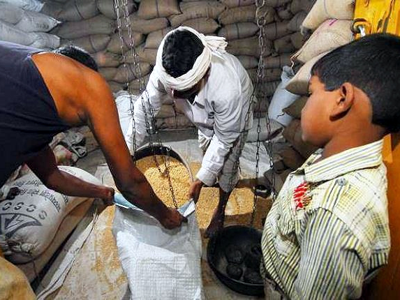 Arbitrariness of the ration dealer in distribution of ration | राशन ...