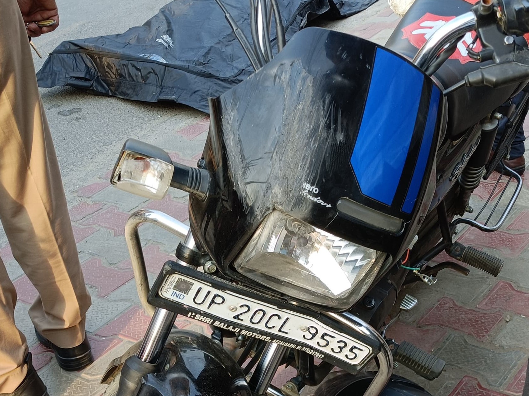 The tanker ran its wheel over the bike rider's neck | टैंकर ने बाइक ...